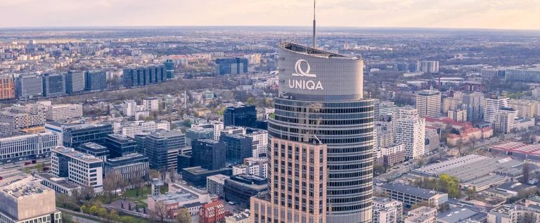 Logo Uniqa pojawiło się na budynku centrali przy Chłodnej 51 w ...
